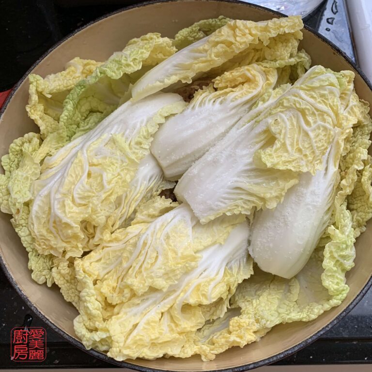 Braised Lion's Head 紅燒獅子頭 - Auntie Emily's Kitchen