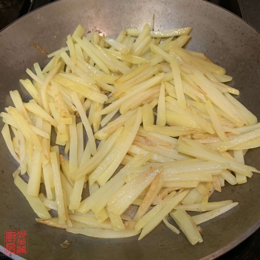 Shoestring Potatoes and Pork Stir-fry 土豆絲炒豬肉 - Auntie Emily's Kitchen